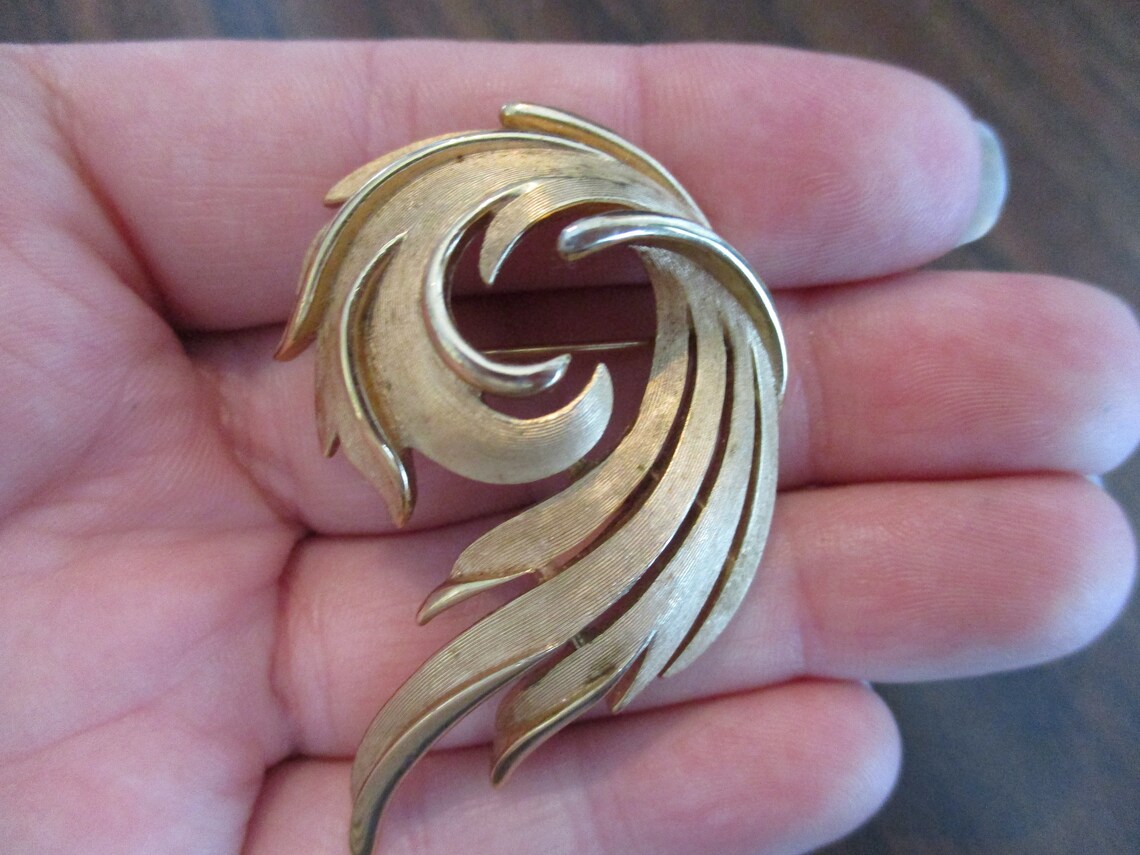 Vintage 1950s Trifari Goldtone Swirling Vine Brooch - Etsy