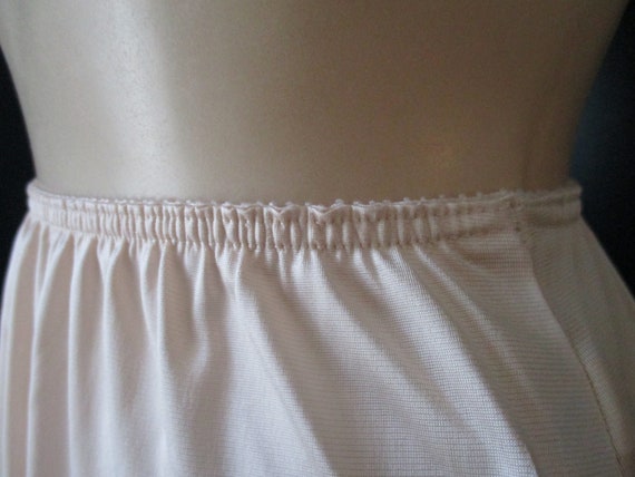 Vintage Warners Short Nude Half Slip Champagne Nude Gem