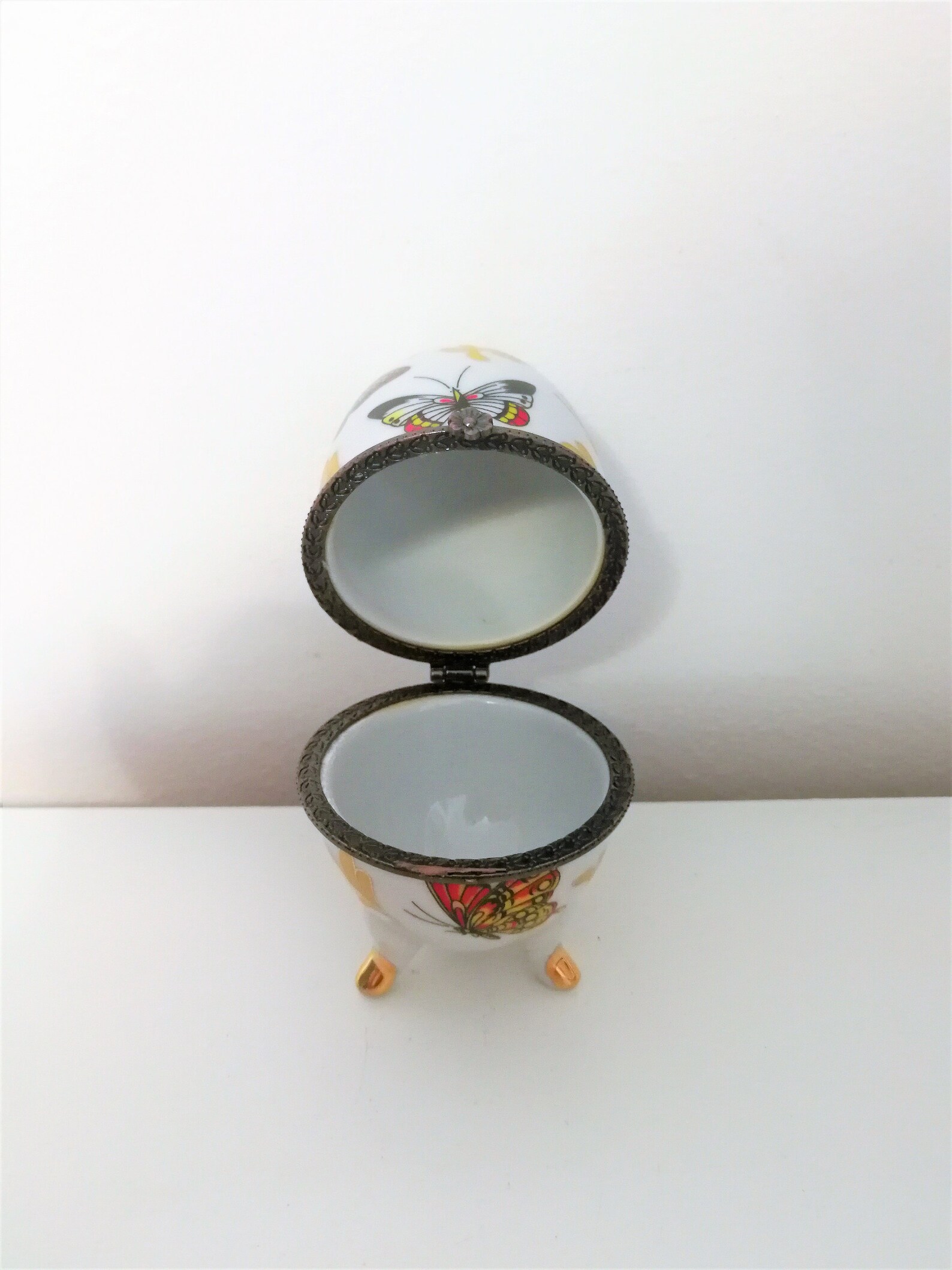 Boîte de bibelot en porcelaine en forme d’œuf, blanc avec des motifs ...