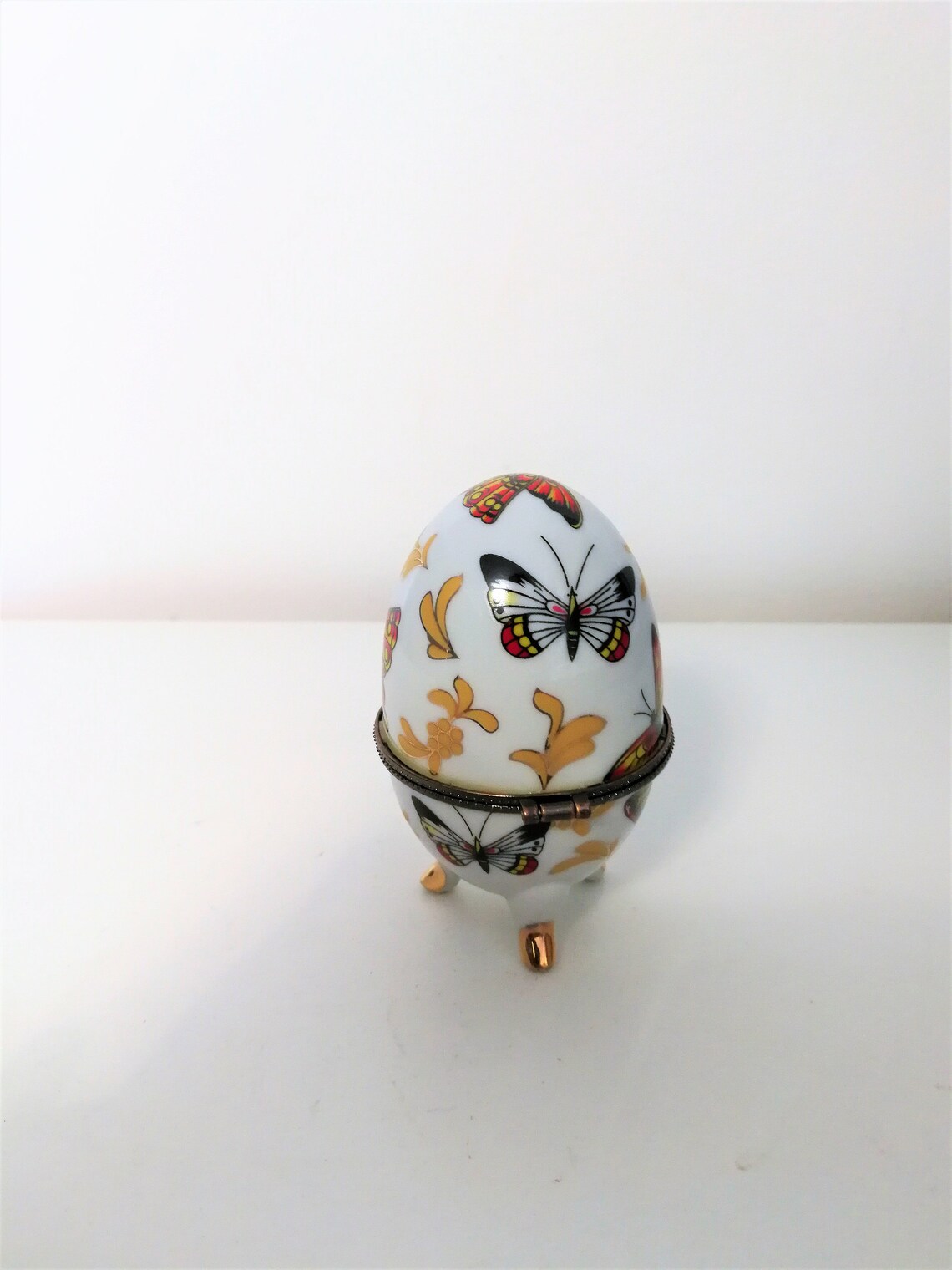 Boîte de bibelot en porcelaine en forme d’œuf, blanc avec des motifs ...