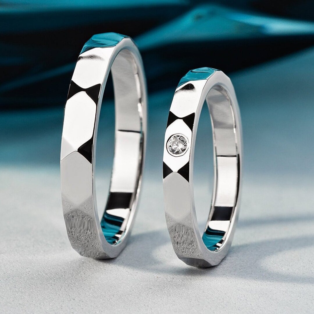 Paar Eheringe mit Diamant. Gold Eheringe Set. Die Eheringe sind für Sie ...