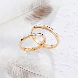 Simple Gold Wedding Rings With Diamond in Her Ring. Classic Wedding ...