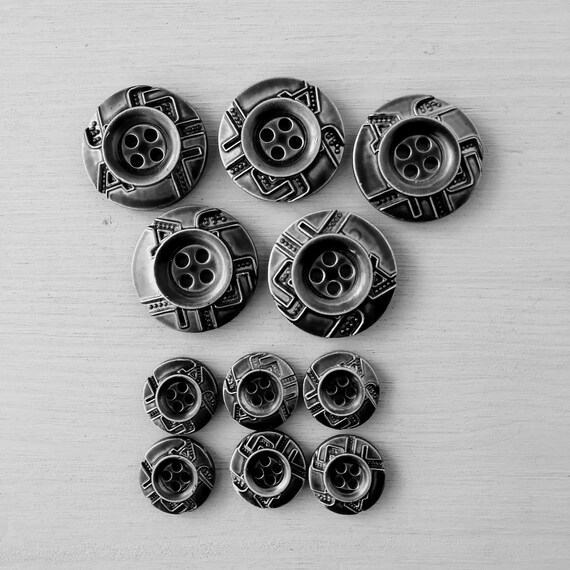 Set of 11 Vintage Buttons Coat Buttons Cardigan Buttons 15-30 - Etsy