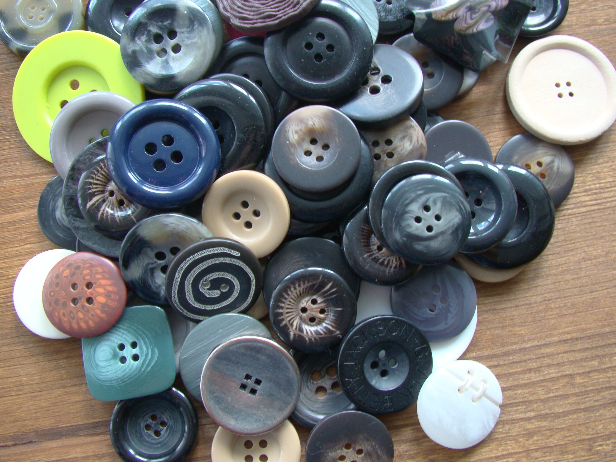 100 Random Buttons Bulk / 25mm - 50mm, 1 - 2 Inch Buttons / Assorted 2 ...