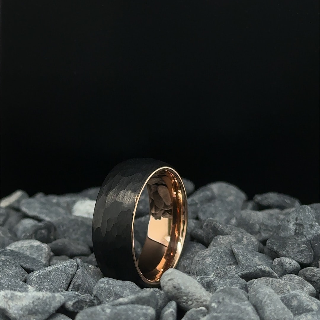Wolfram Ring, Wolfram Schwarz Band, HAMMERED Finish Rose Gold Ring, Wolfram Band, Herren Wolfram ...