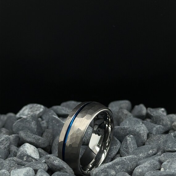 online buy cheap Hammered Ring Mens Wedding Band 8mm Engagement Band Blue Trims Tungsten Carbide ...