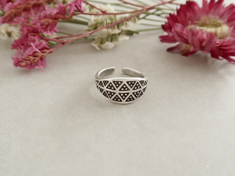 Antique Silver Oval Shape Ring With Engraved Dotted Triangles | Etsy