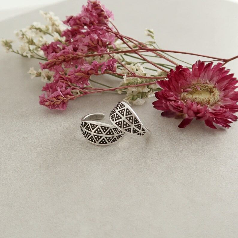 Antique Silver Oval Shape Ring With Engraved Dotted Triangles - Etsy