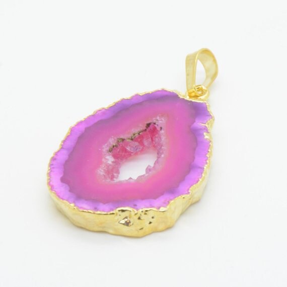 1 Colgante de roca de geoda rosa en 24K oro borde chapado | Etsy