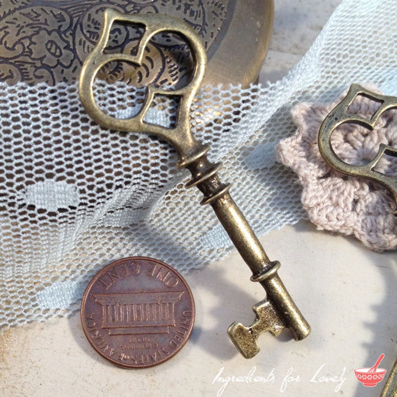1 Skeleton Key Charms Antique Bronze Large Victorian Key - Etsy