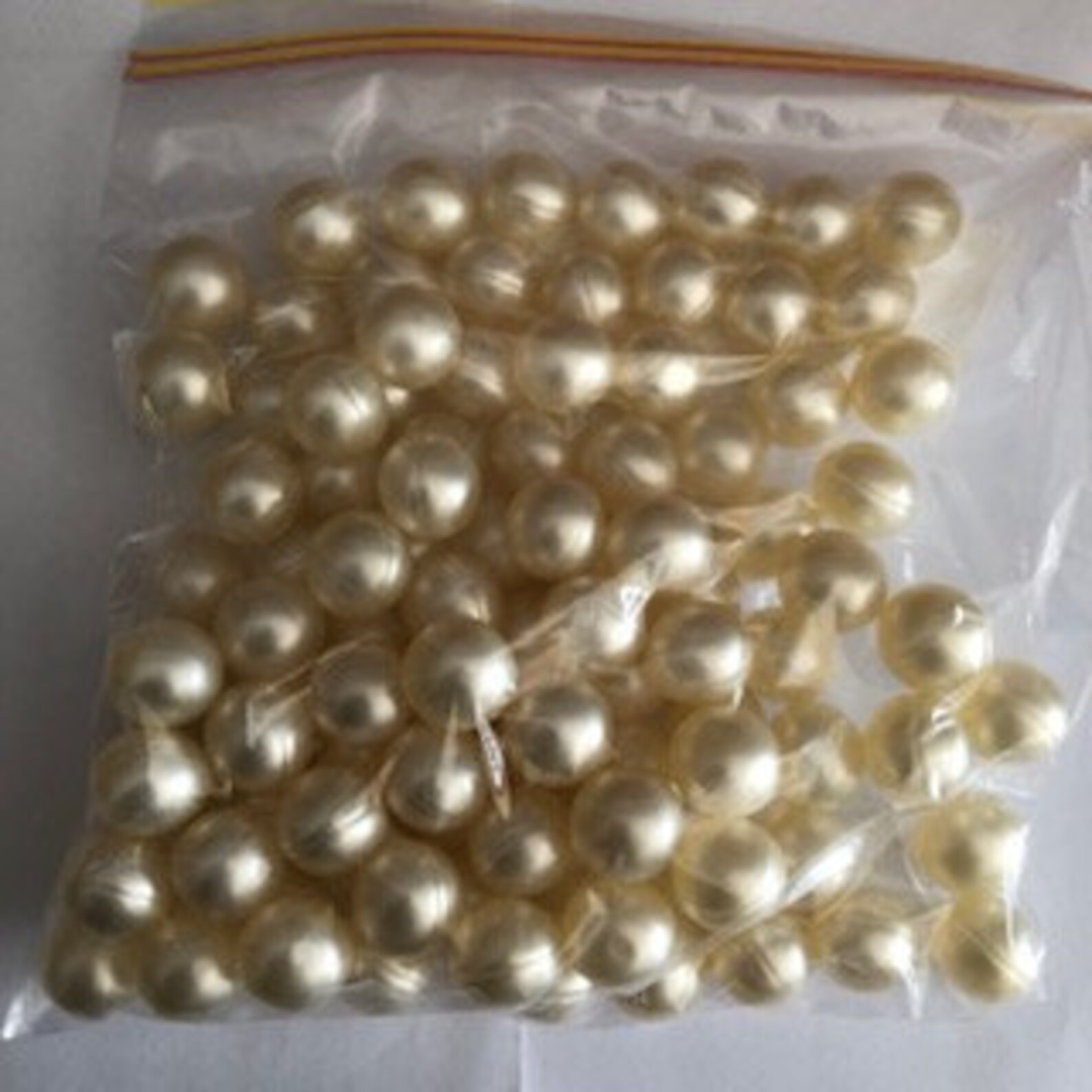 Pearly White Circular 3.9g Bath Oil Beads Floral Fragrance Bath Pearls ...