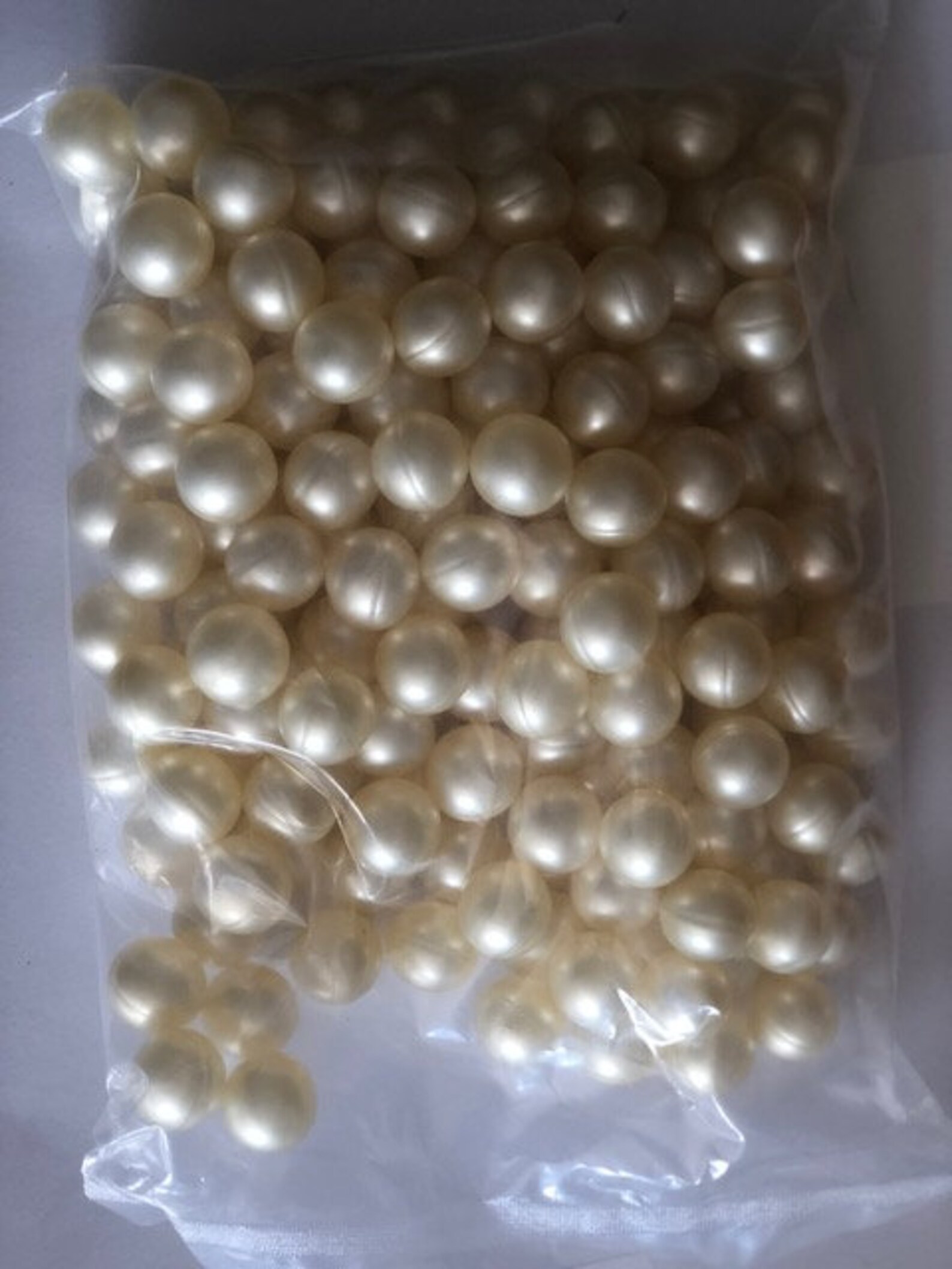 Pearly White Circular 3.9g Bath Oil Beads Floral Fragrance Bath Pearls ...