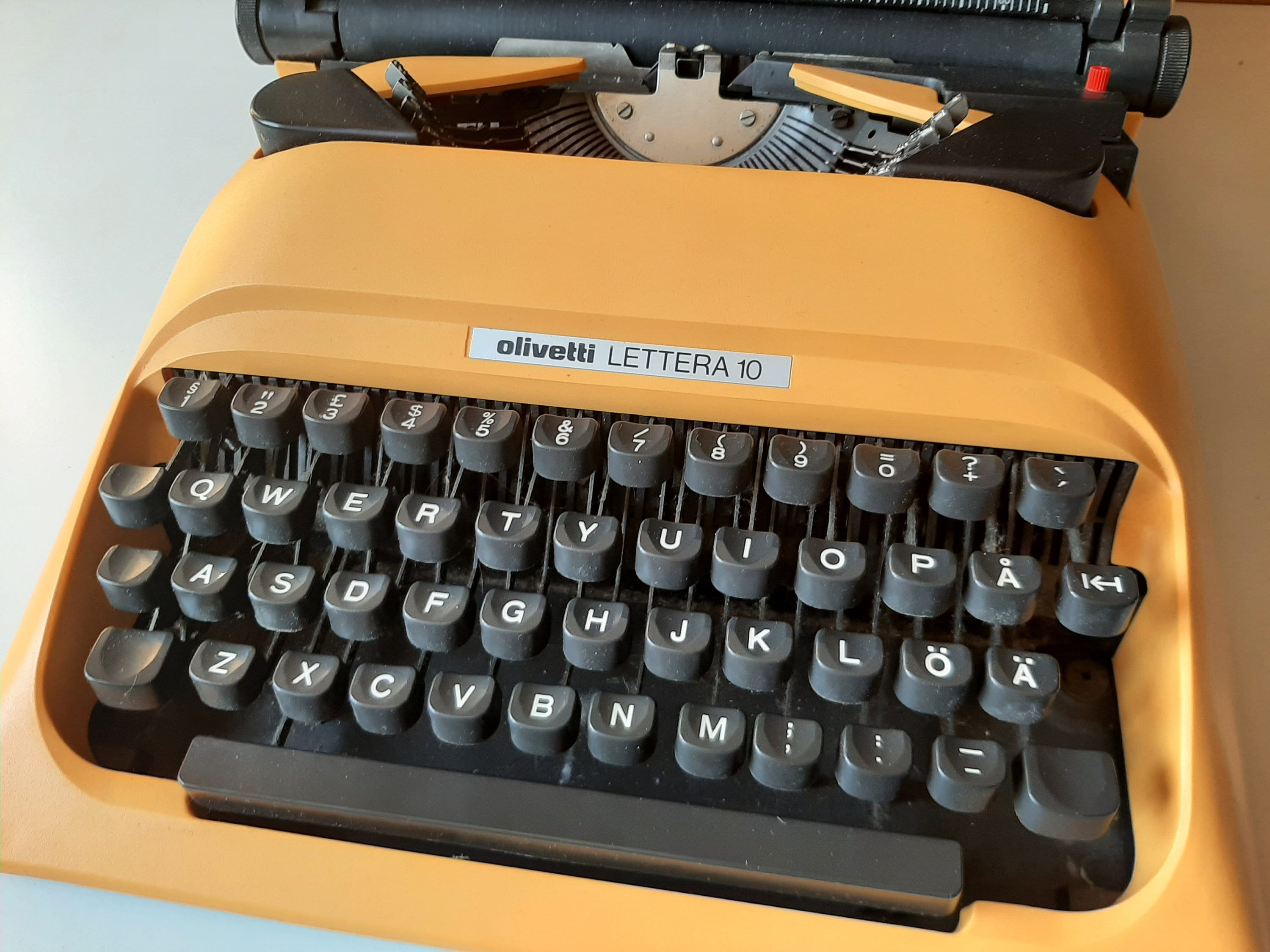 Olivetti Lettera 10 Typewriter QWERTY Orange Yellow / Hispano-olivetti ...