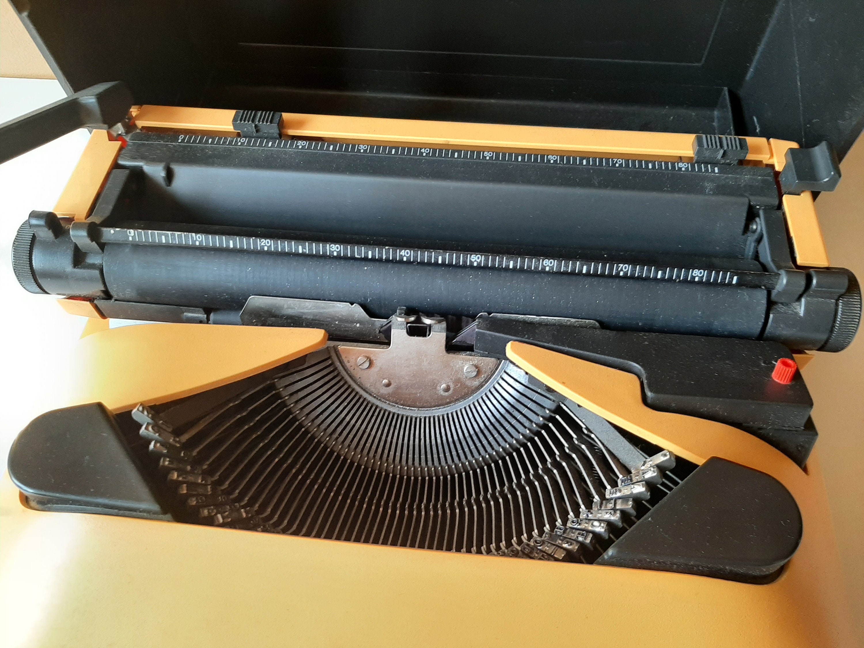 Olivetti Lettera 10 Typewriter QWERTY Orange Yellow / Hispano-olivetti ...