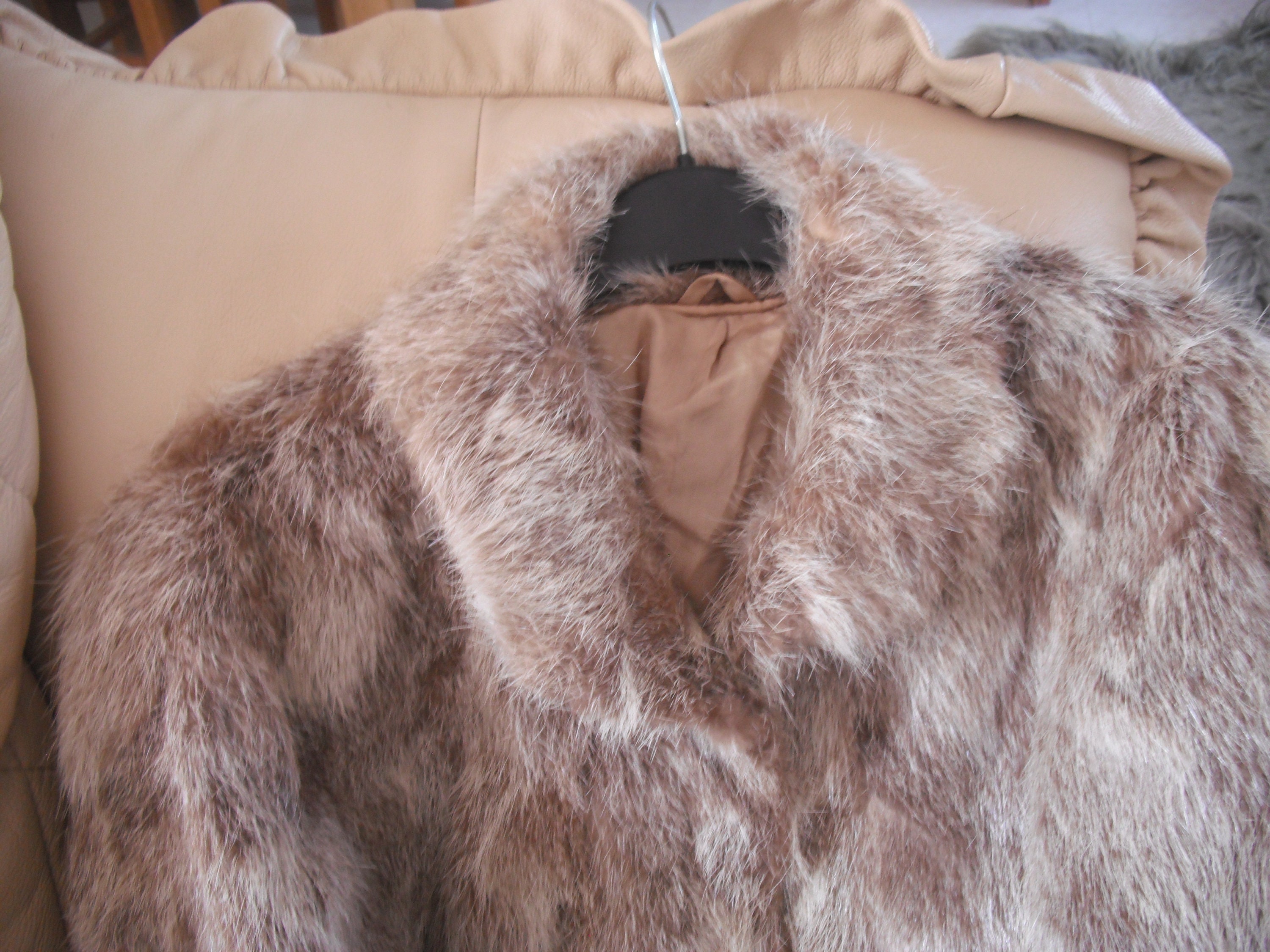 Luxurious Real Fur Jacket.. Nutria ..classic Design..versatile to Wear ...