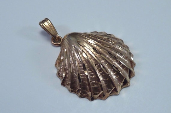 14K Yellow Gold "Shell" Pendant - Gem