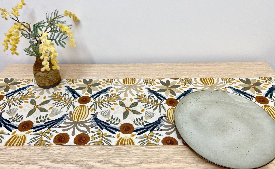 AUSTRALIAN WATTLE BIRD Banksia Table Runner / Naturals / Aussie Flora ...