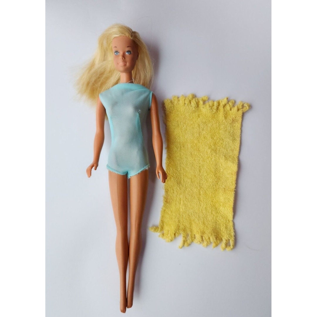 VTG Sun Set Malibu Barbie Doll and Blue Swimsuit & Towel 1067 Twist 'n ...