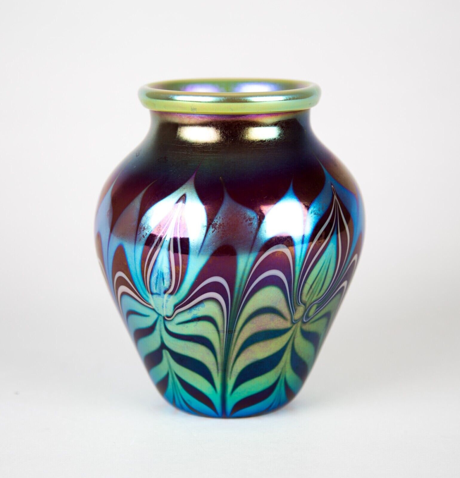 Orient & Flume Iridescent Pulled Feather Art Glass Vase 6 Orient & Flume Iridescent Pulled Feather Art Glass Vase 6