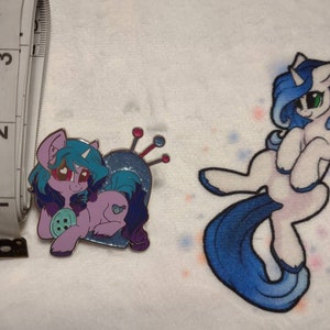 Izzy Moonbow 2 Glitter Enamel Pin My Little Pony : A New Generation ...