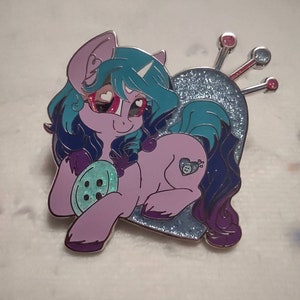 Izzy Moonbow 2 Glitter Enamel Pin My Little Pony : A New Generation ...