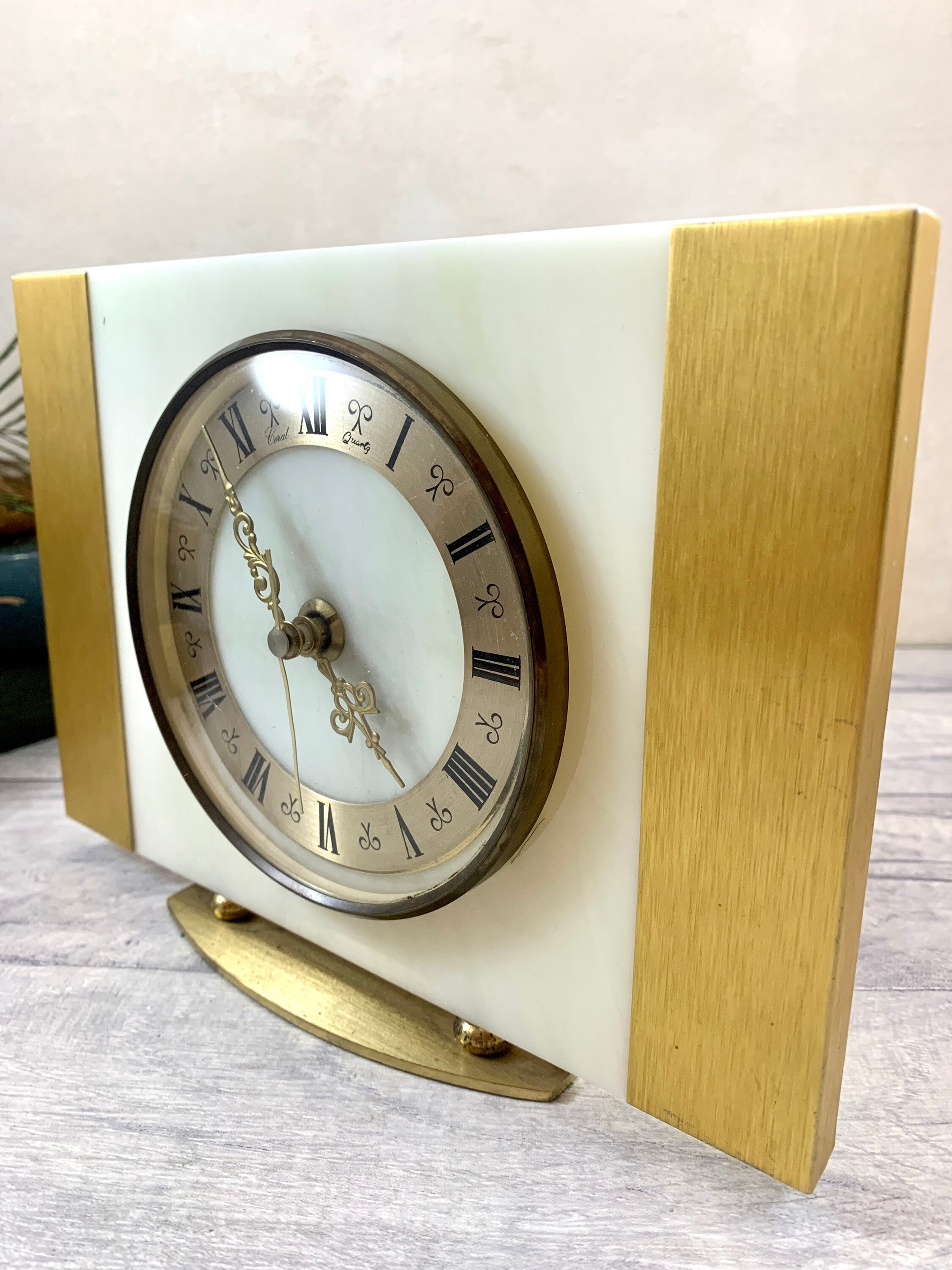 mid-century table clock Coral Quartz 1950s Retro Mantle Clock desk ...