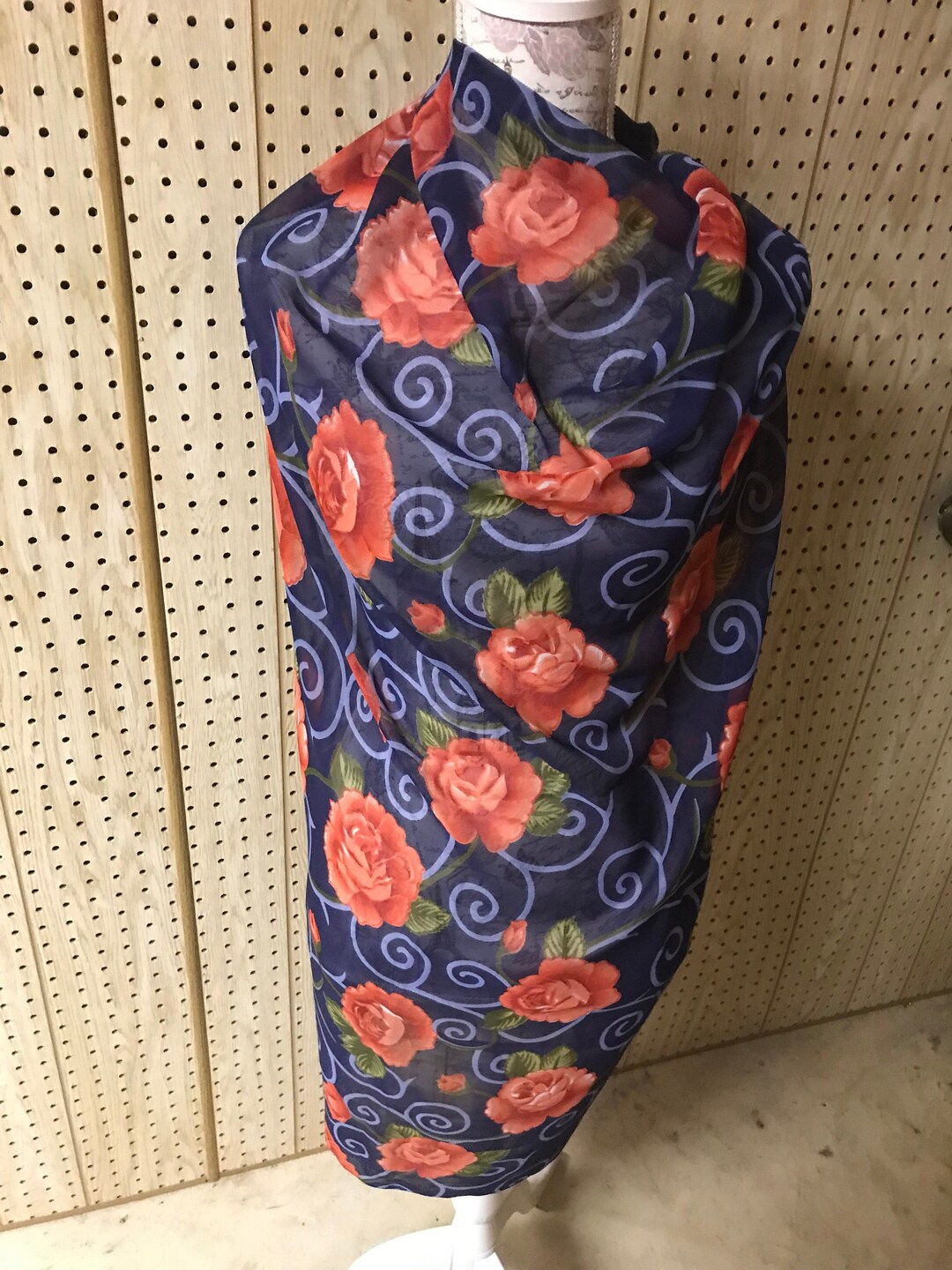 Sarong. Rosas rojas sobre azul. Ropa de playa de verano. Regalo para ...