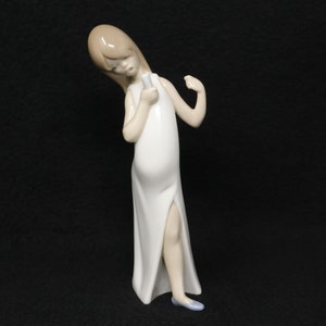 MINT Lladro Girl Singer Figurine #4612, 7 3/4" Tall Lladro Nina Ye-ye ...