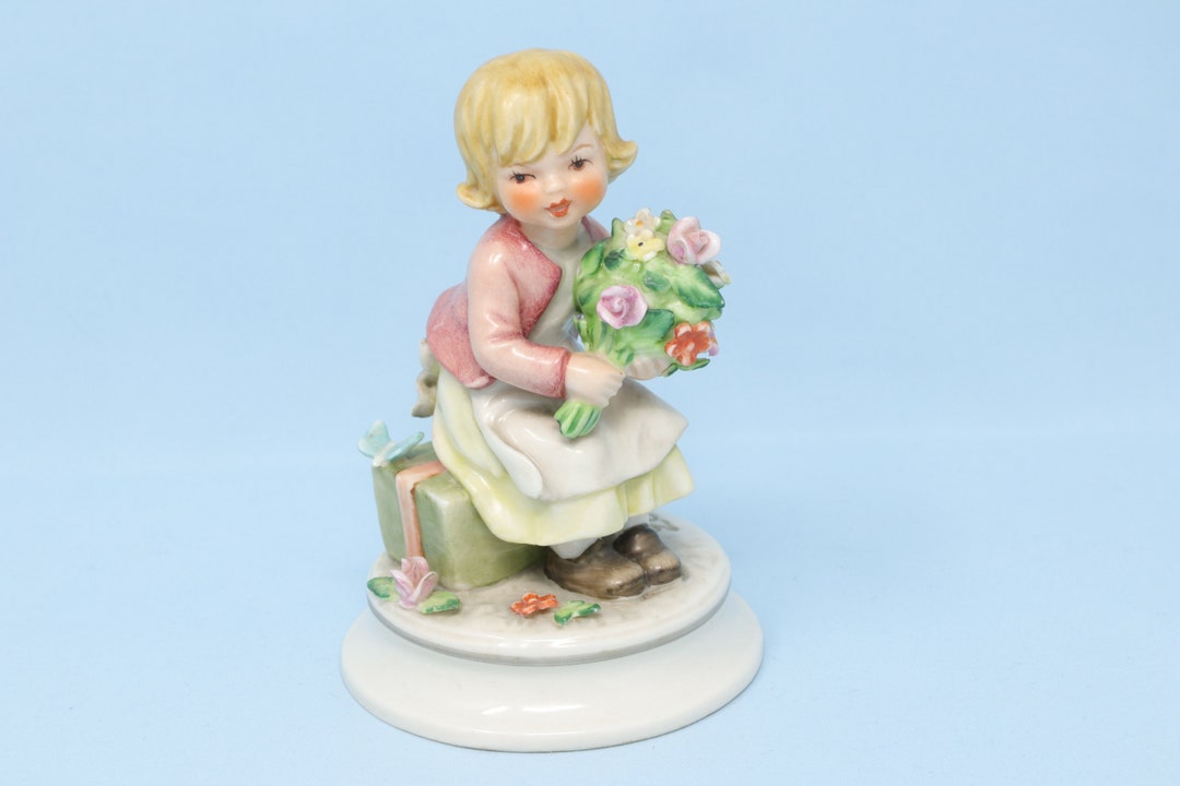 VERY NICE 5" Goebel Lore #246 Figurine, Goebel Girl With Bouquet of ...