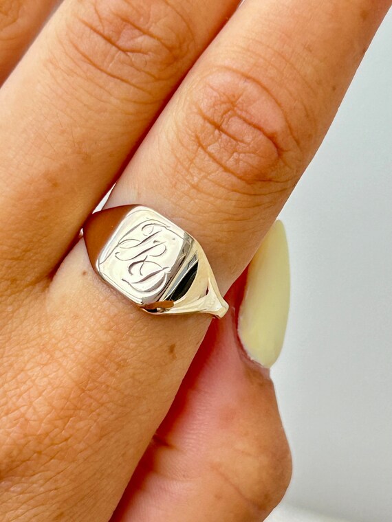 Chunky Vintage 9ct Gold Signet Ring - Gem