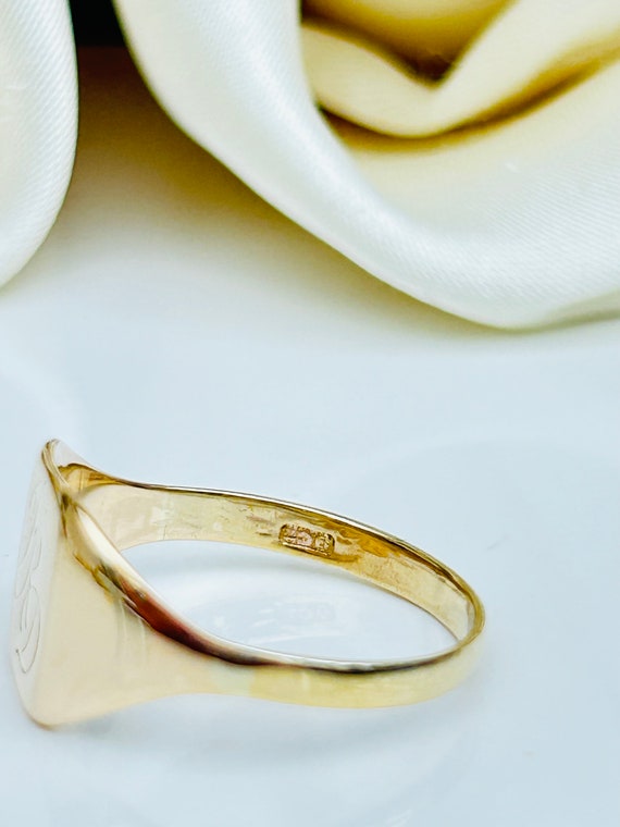 Chunky Vintage 9ct Gold Signet Ring - Gem