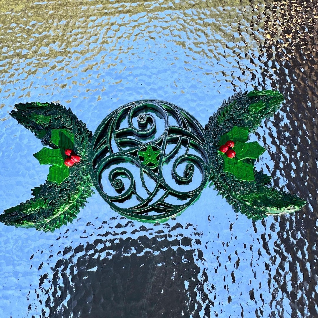 Yule Triskelion & Holly Moon Altar, Wheel of the Yeat, Divine Feminine ...
