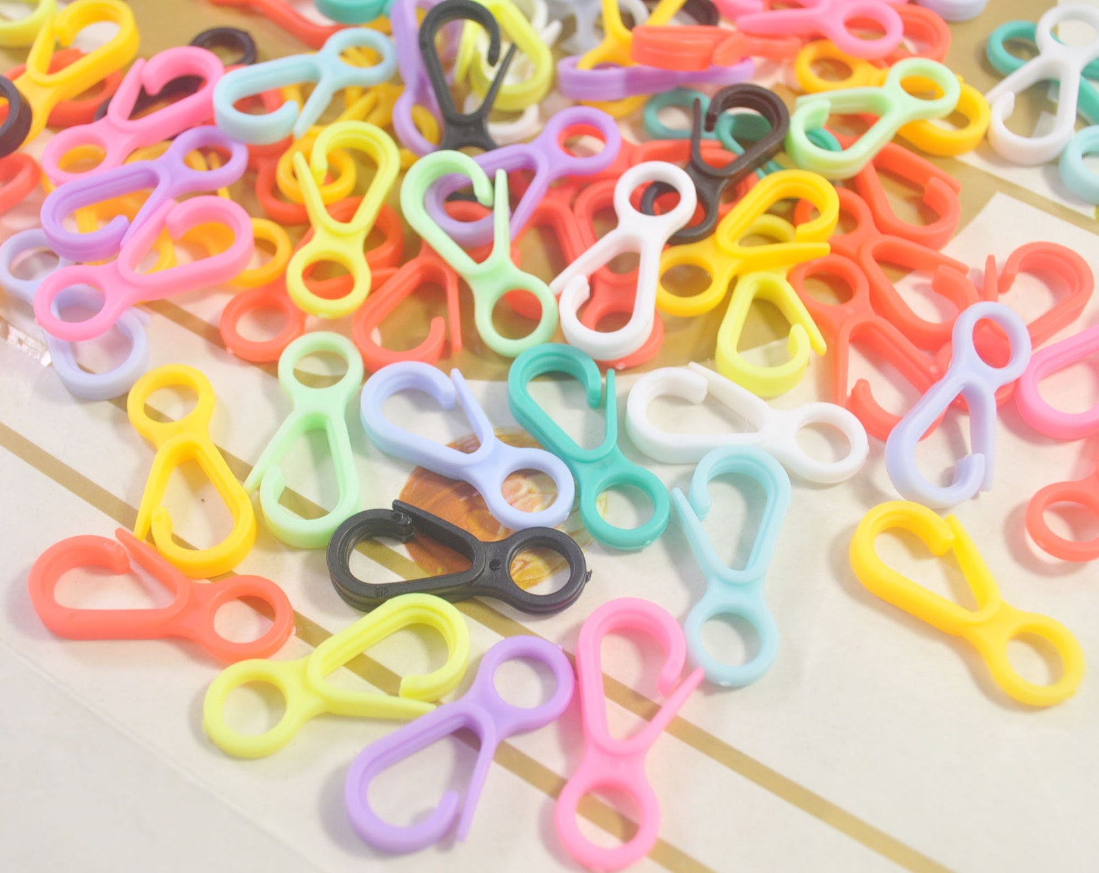 50pcs Mixed Color Plastic Hook Clasps,plastic Mini Gloves Hooks Buckles ...
