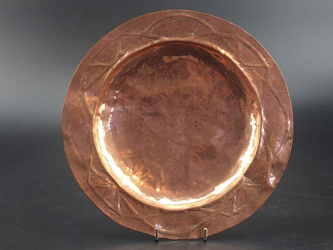 Piatto in rame martellato Arts and Crafts | Etsy