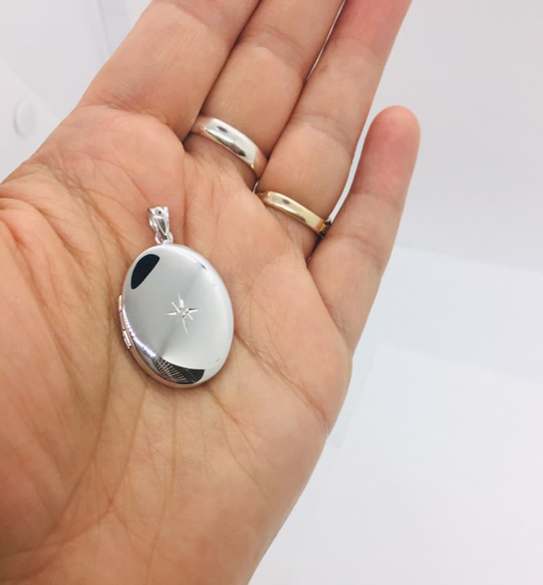 925 Sterling Silver Women's Oval Locket Polished Finish With CZ 1 1/32 ...