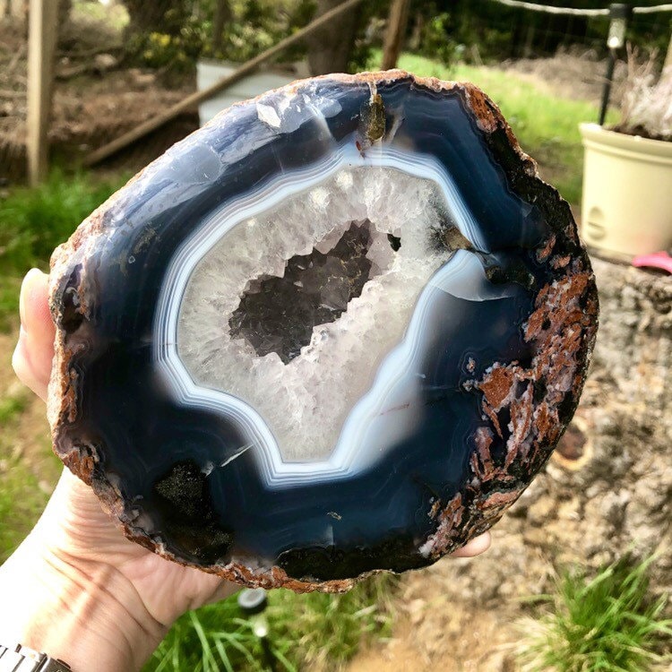 Big Thunder Egg of Agate a with Quartz Crystal geode center