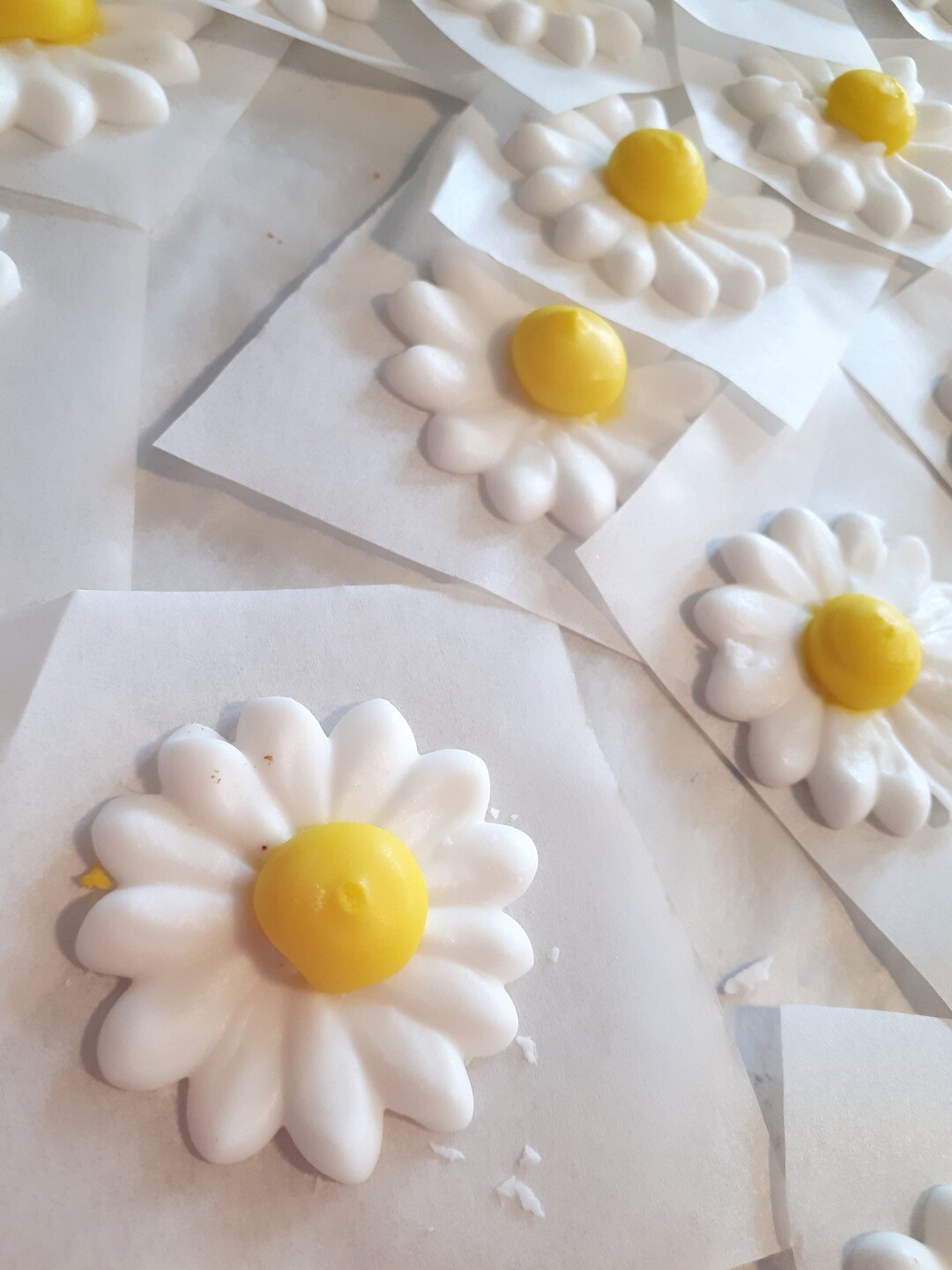 24 PIECES/ 2 Inch Royal Icing DAISIES, Edible Daisy Flowers for Cupcake ...