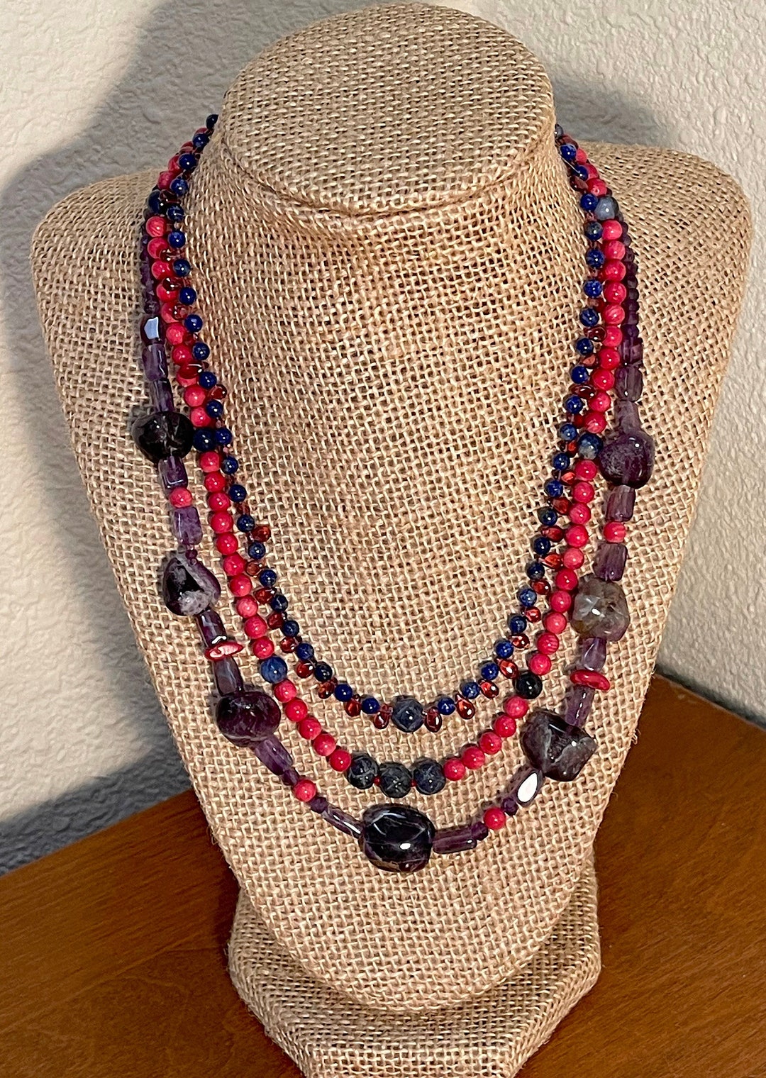 Amatista, aventurina azul tallada, granate, lapislázuli, coral rojo ...