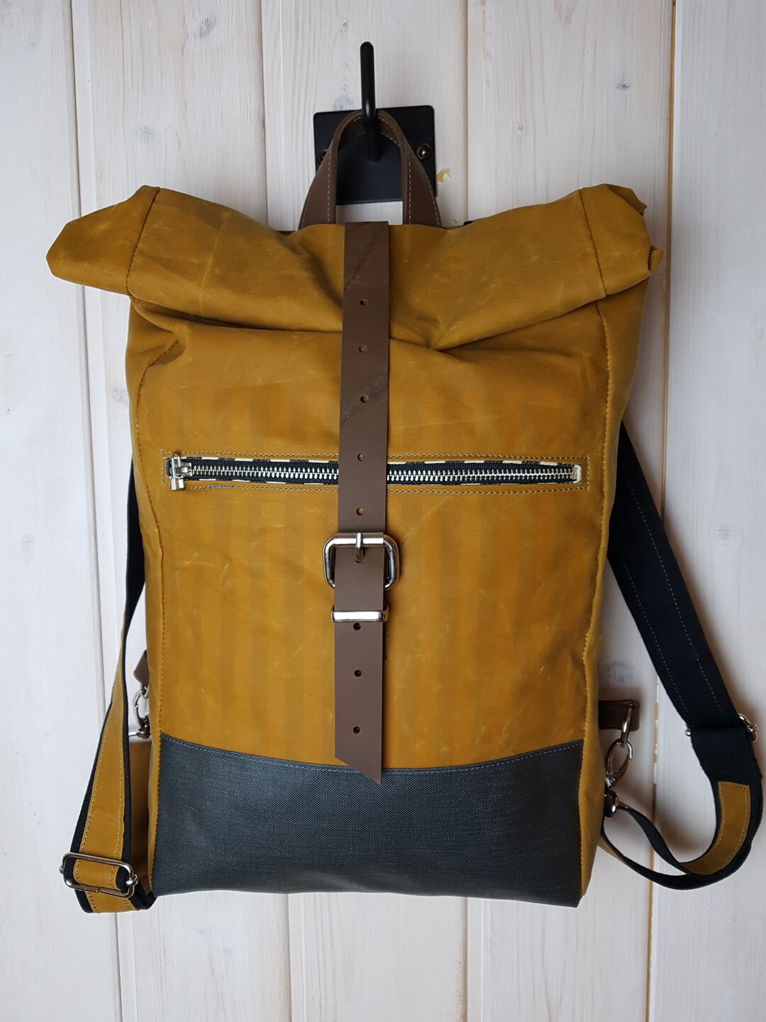 Rucksack Mit Falttop Aus Ockerfarbenem Oilskin, Cumin-coloured Oilskin ...