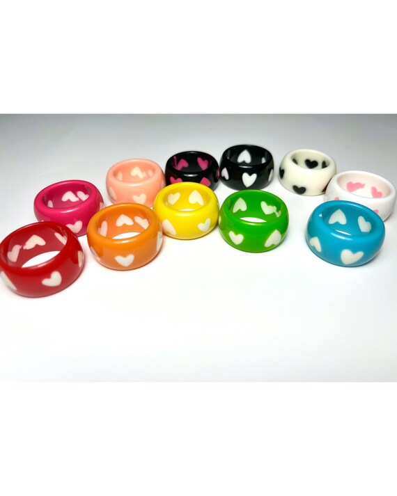 Retro Chunky Heart Patterned Plastic Rings - Gem