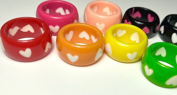 Retro Chunky Heart Patterned Plastic Rings - Gem