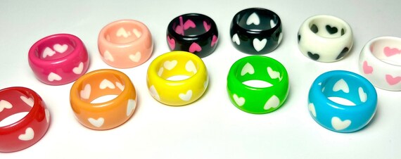 Retro Chunky Heart Patterned Plastic Rings - Gem