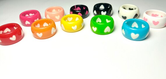 Retro Chunky Heart Patterned Plastic Rings - Gem
