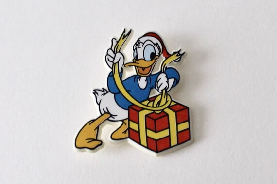 Vintage Disney Donald Duck Christmas present badge, p… - Gem