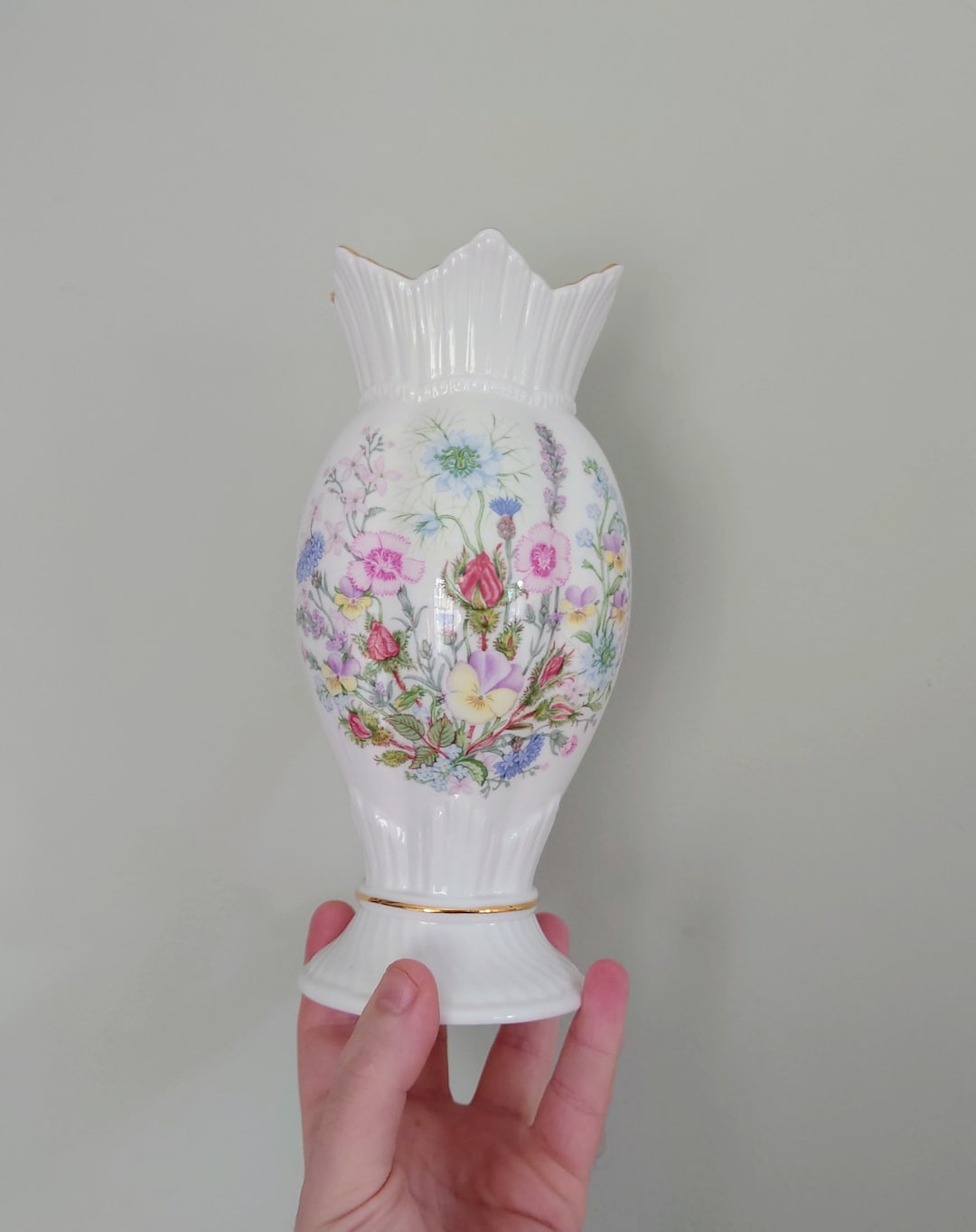 Wild Tudor Aynsley 9" Windsor Vase Porcelain Made in England Wild Tudor ...