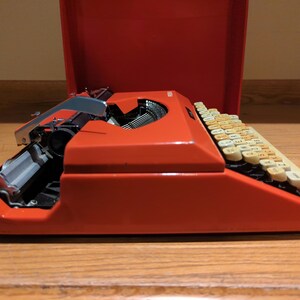1970's Red Royal Firebird Ultra Portable Manual Typewriter With Lid - Etsy