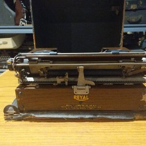 1928 Royal Model P Typewriter With Wood Grain Finish and Case - Etsy