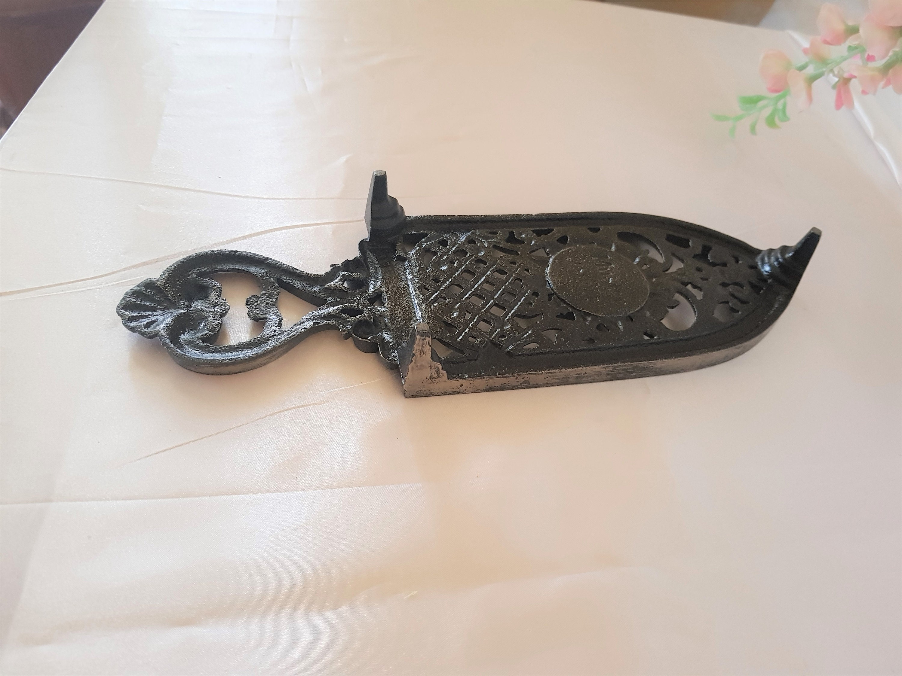 Muster Geschutzt, Antique Cast Iron Trivet, Late 1800s, Restoration. - Etsy