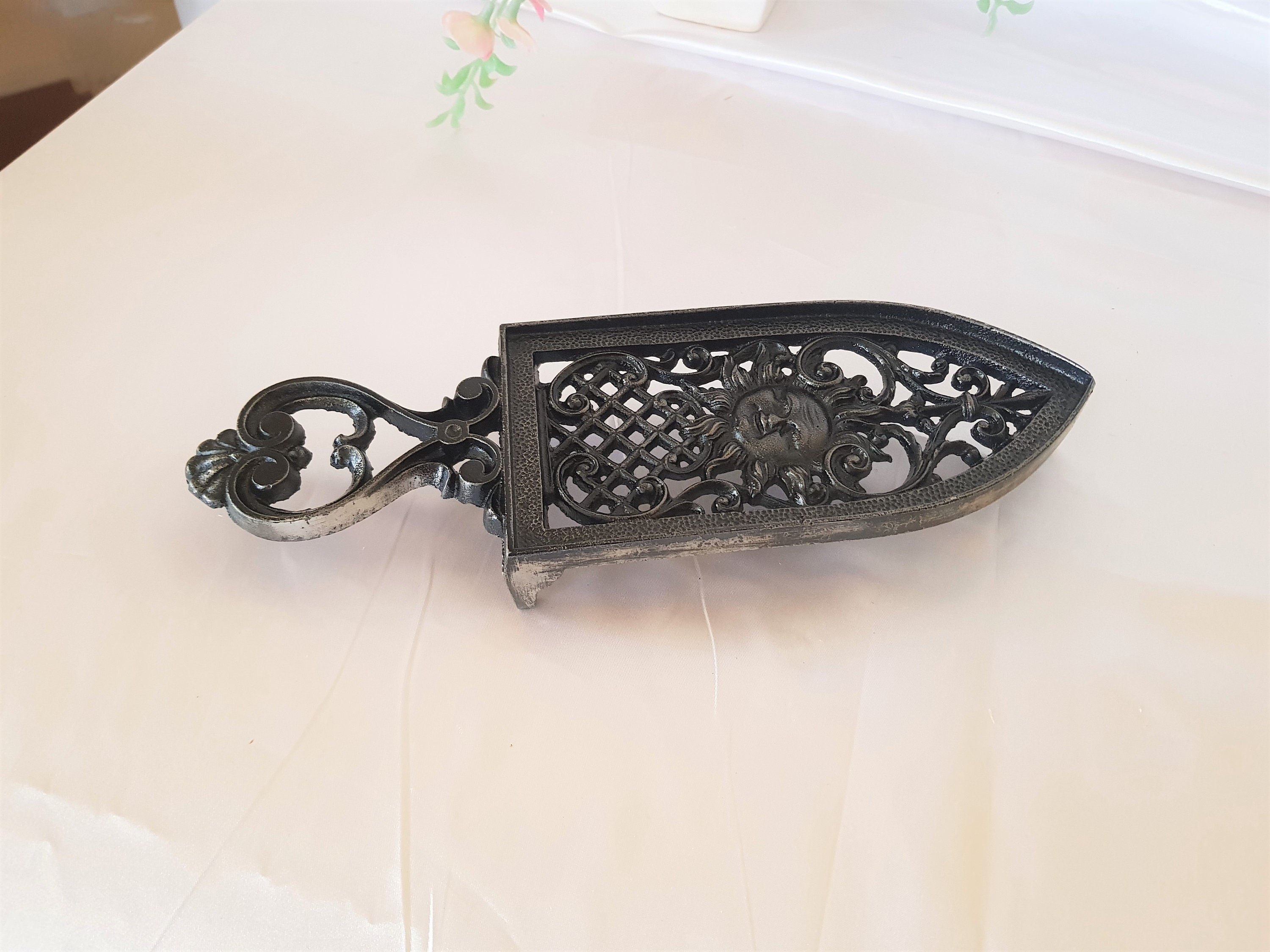 Muster Geschutzt, Antique Cast Iron Trivet, Late 1800s, Restoration. - Etsy