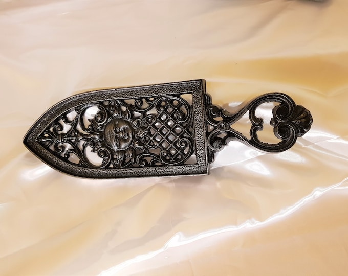Muster Geschutzt, Antique Cast Iron Trivet, Late 1800s, Restoration. - Etsy